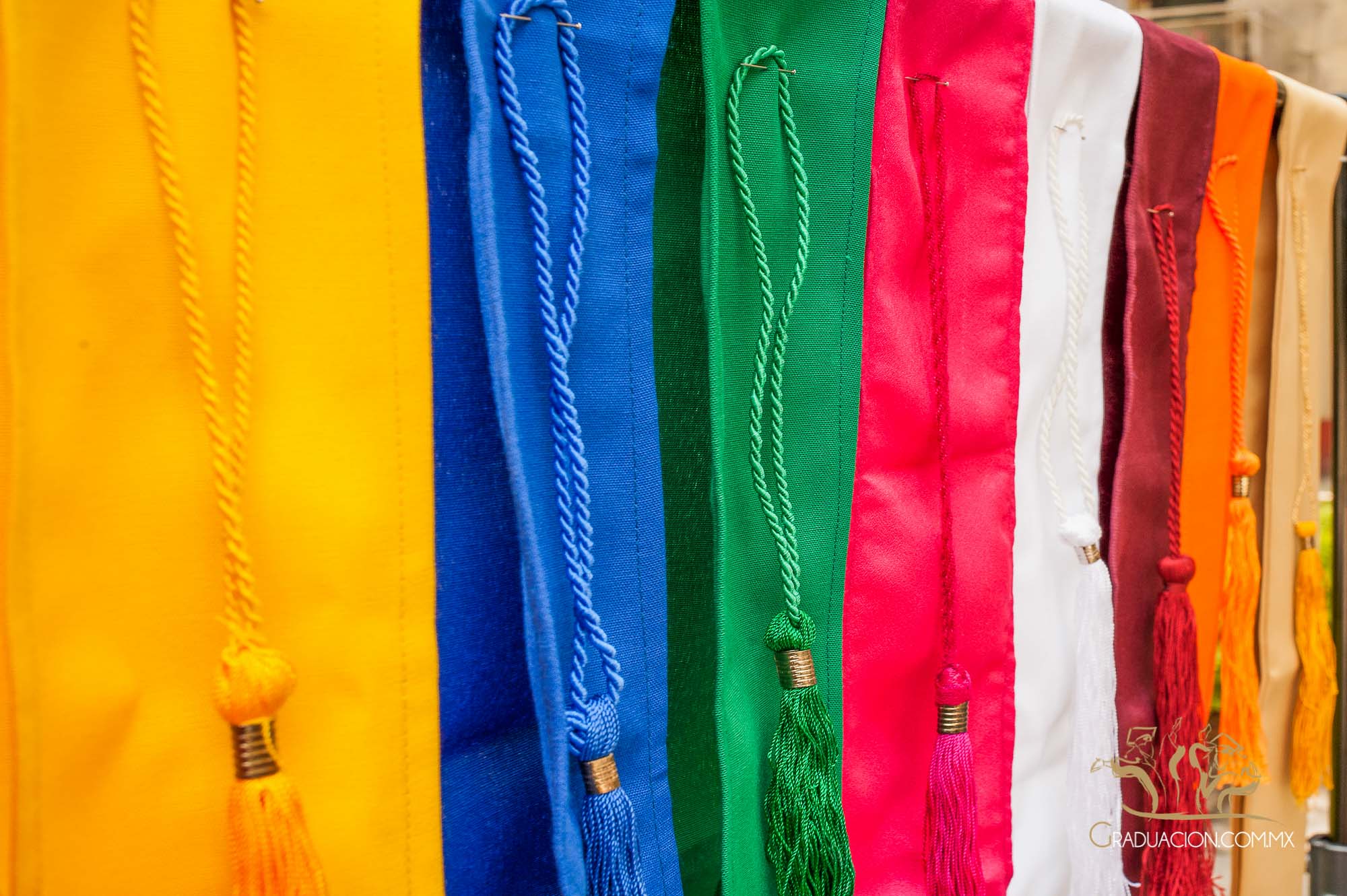 Renta de Togas y Birretes | Graduaciones México www.Graduacion.com.mx